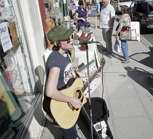 Renton downtown’s art, antique walk | Renton Reporter