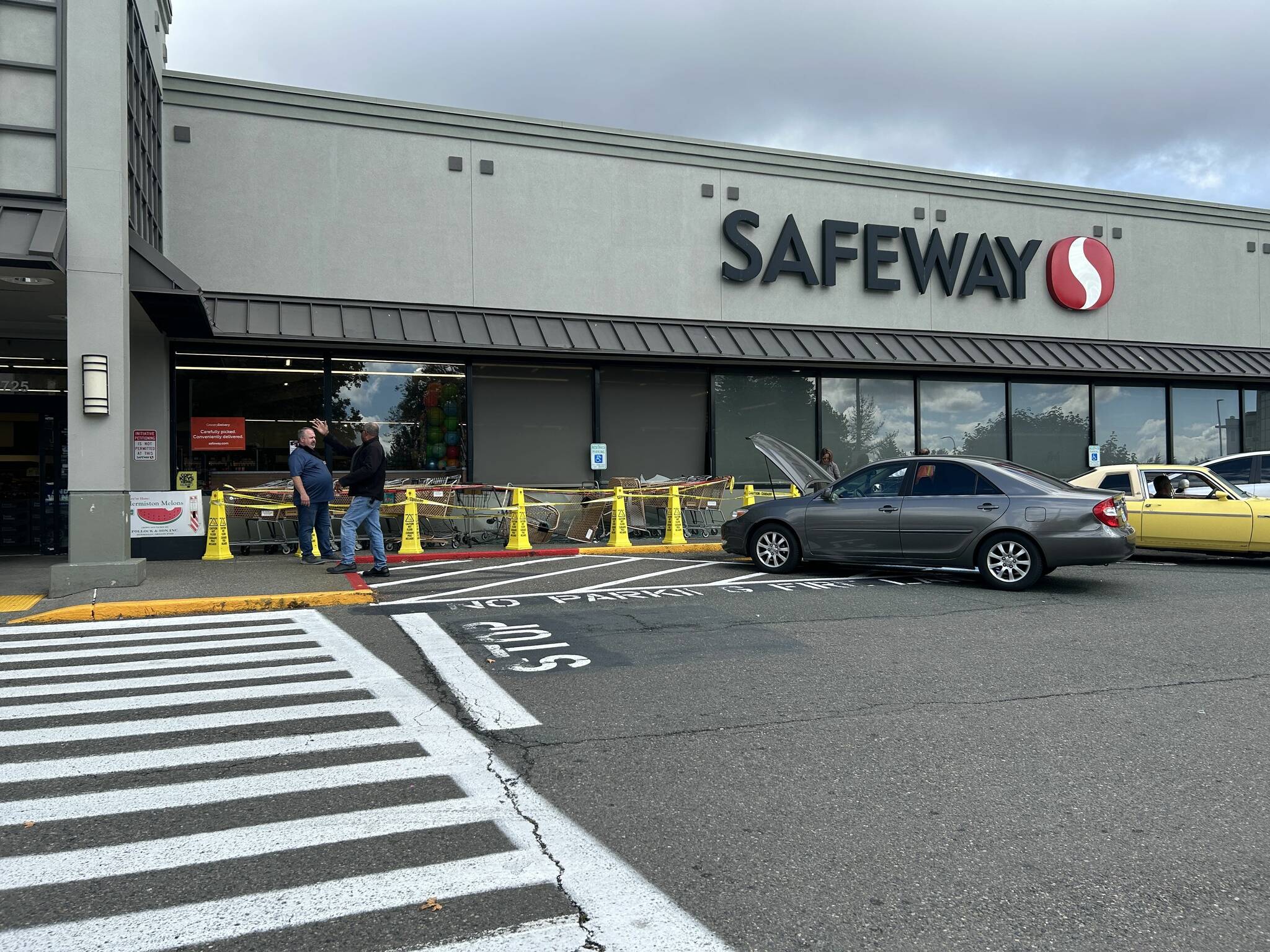 Man crashes car into Safeway | Renton Reporter