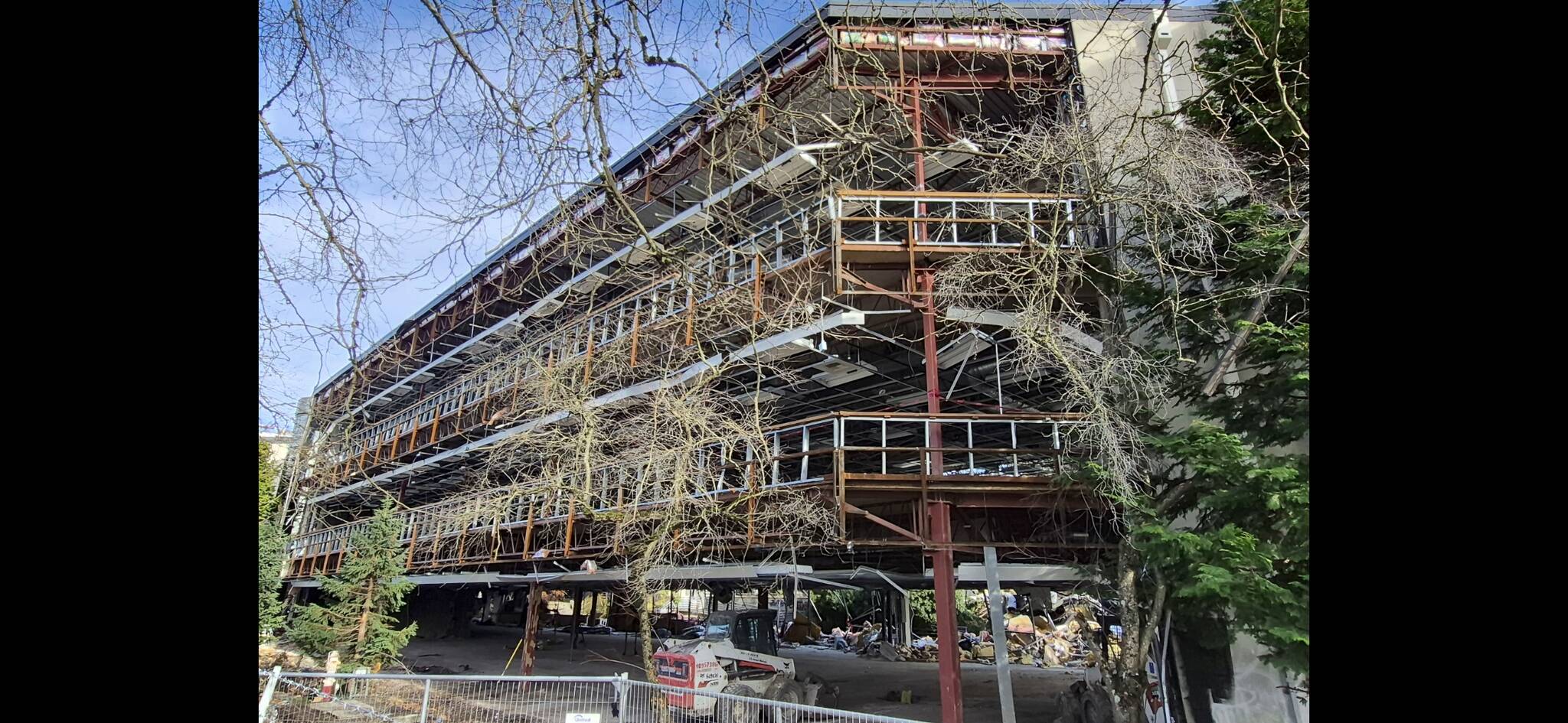 Demolition begins for vacant Boeing building in Renton | Renton Reporter